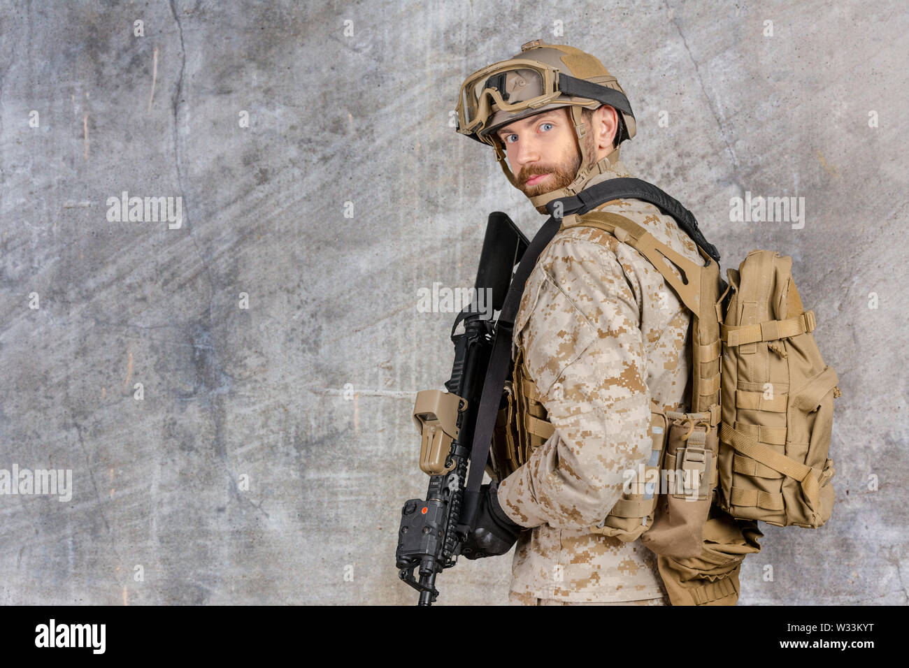 Modern soldier with rifle Stock Photo - Alamy