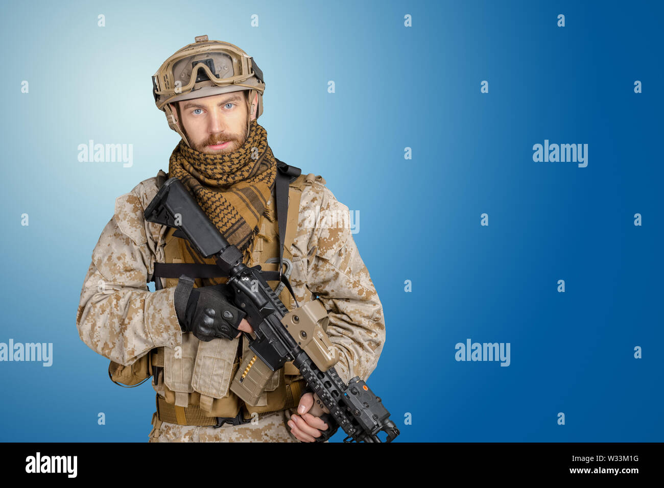 Modern soldier with rifle Stock Photo - Alamy