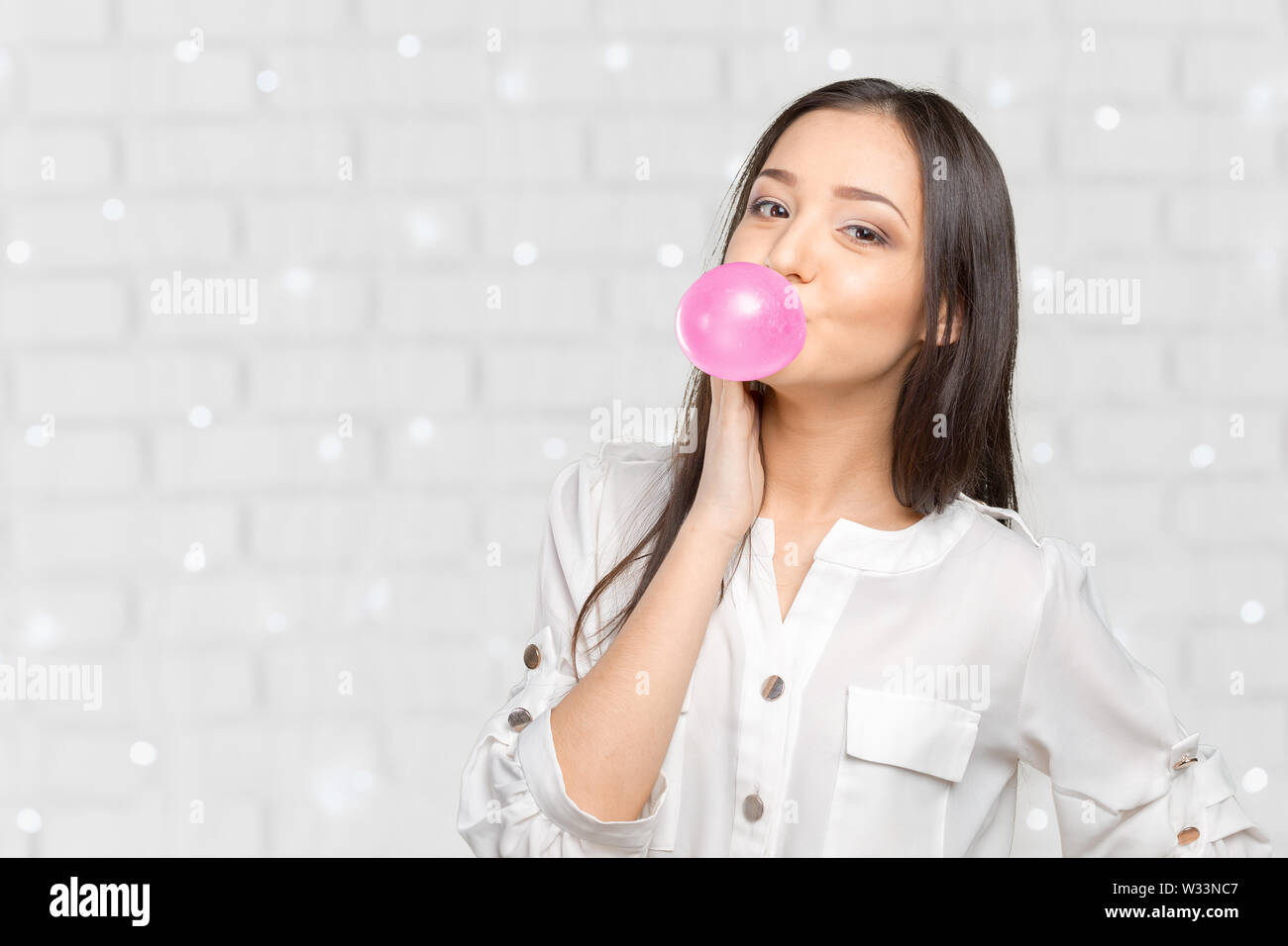 Woman eat bubble gum hi-res stock photography and images - Alamy