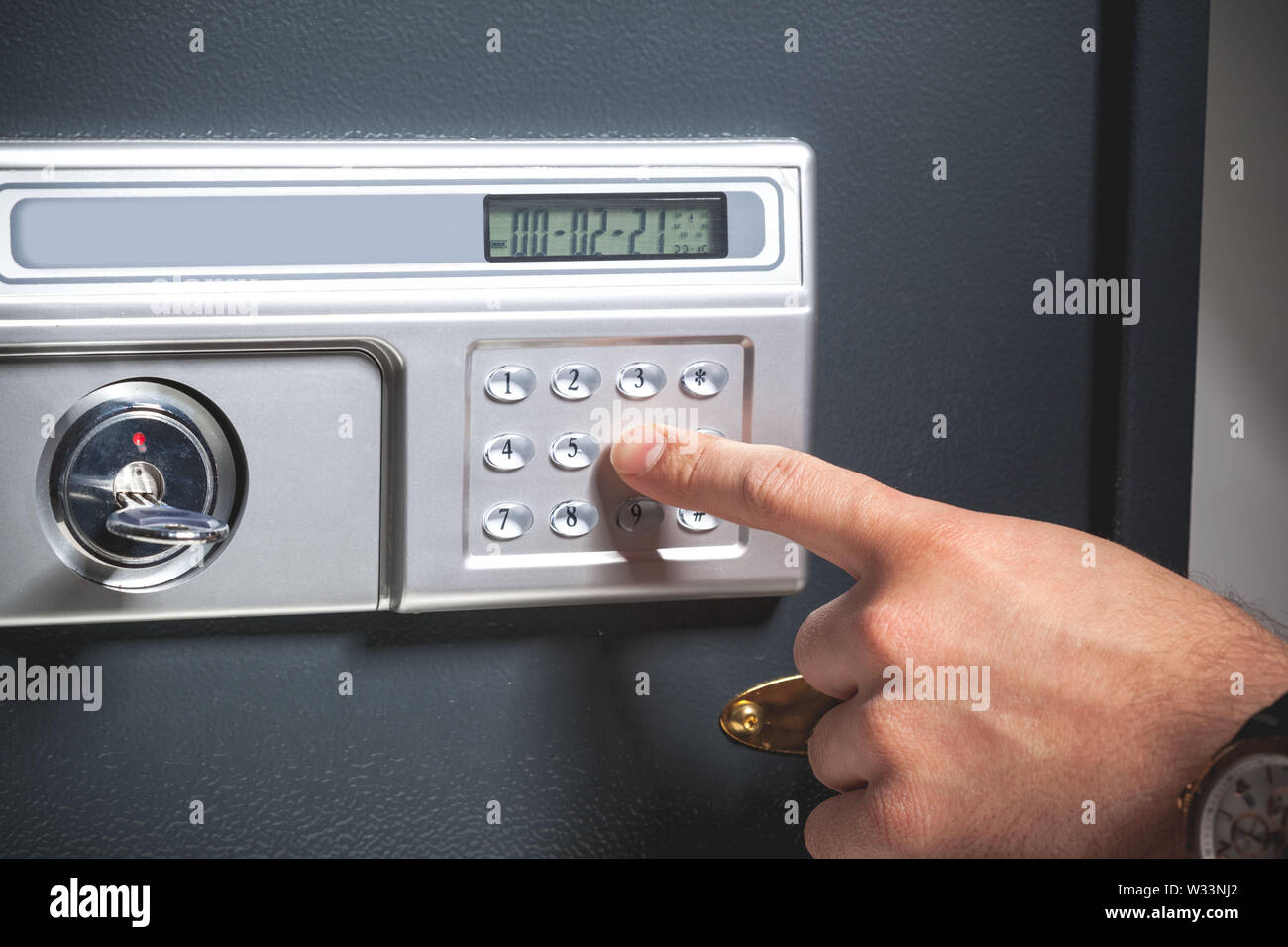 hand opened a safe, close up Stock Photo - Alamy