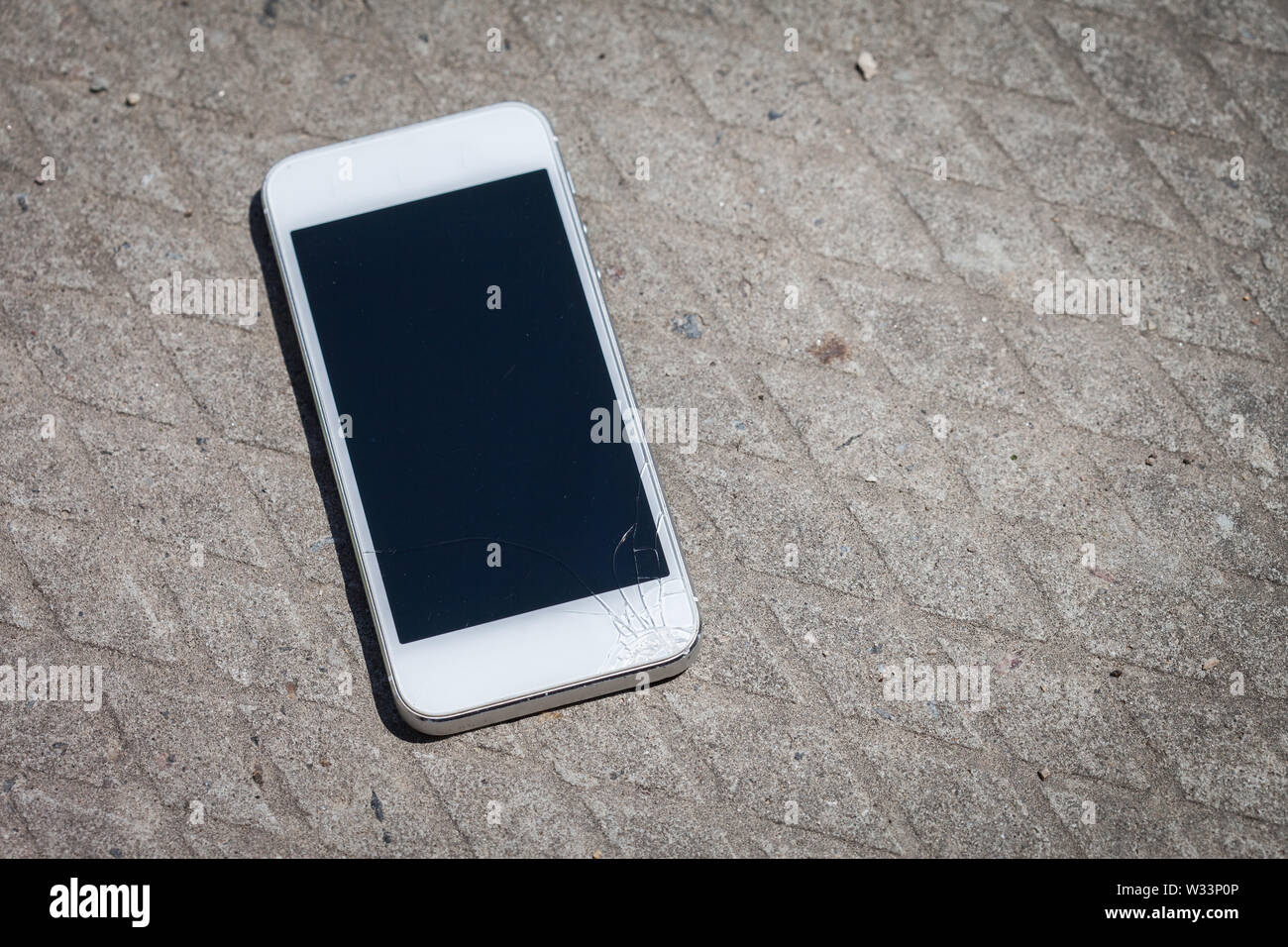 Smartphone drop to the floor and screen damage Stock Photo - Alamy