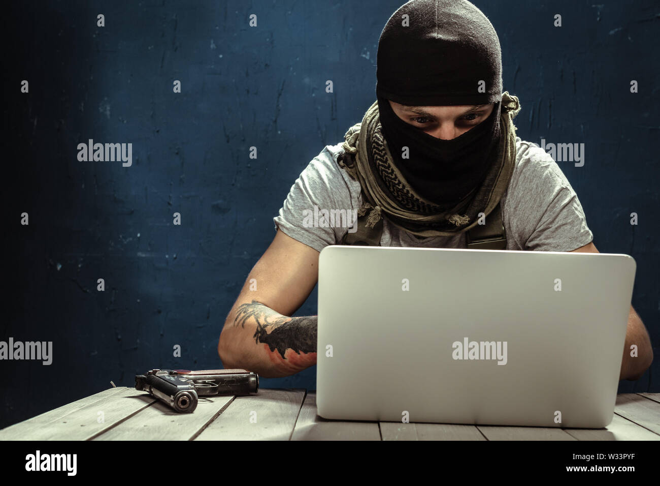 Soldier working on computer hi-res stock photography and images - Alamy