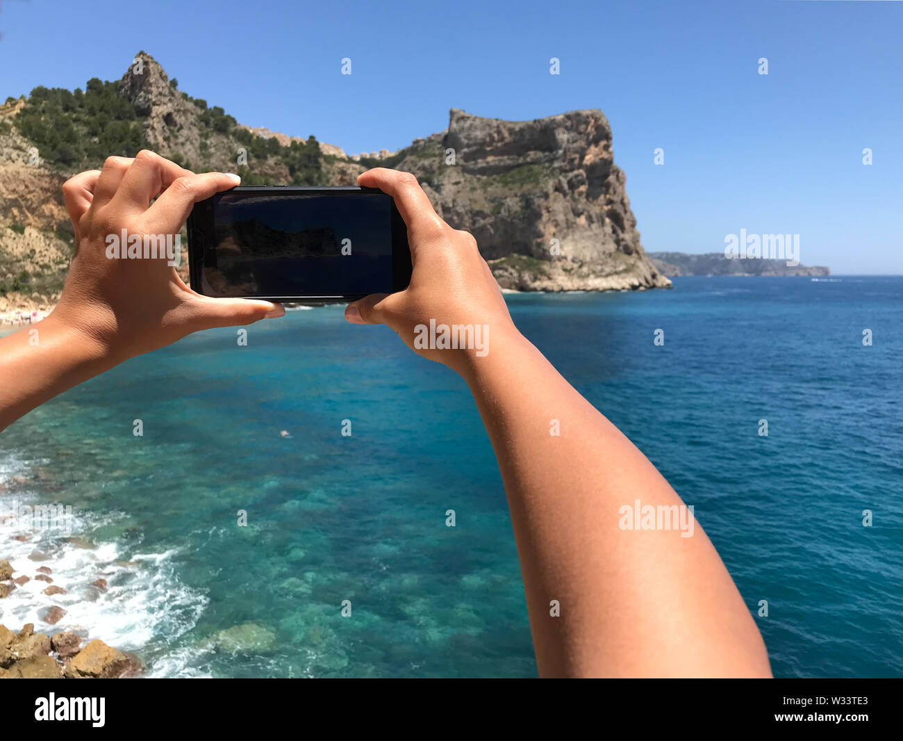 Taking picture with phone on the beach hi-res stock photography and ...
