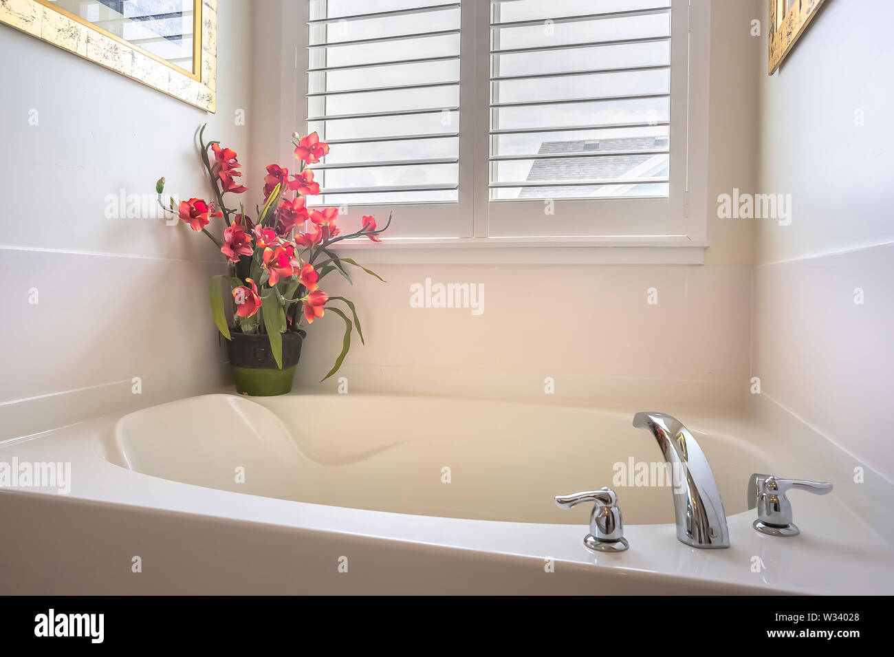 Installed bathtub hi-res stock photography and images - Alamy
