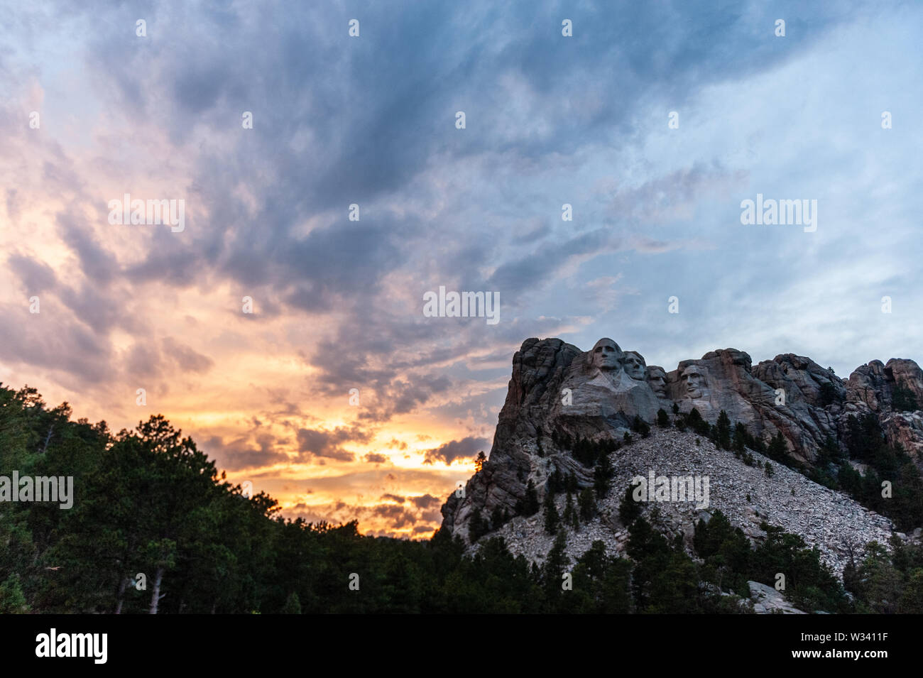 Mount rushmore national memorial sunset hi-res stock photography and ...