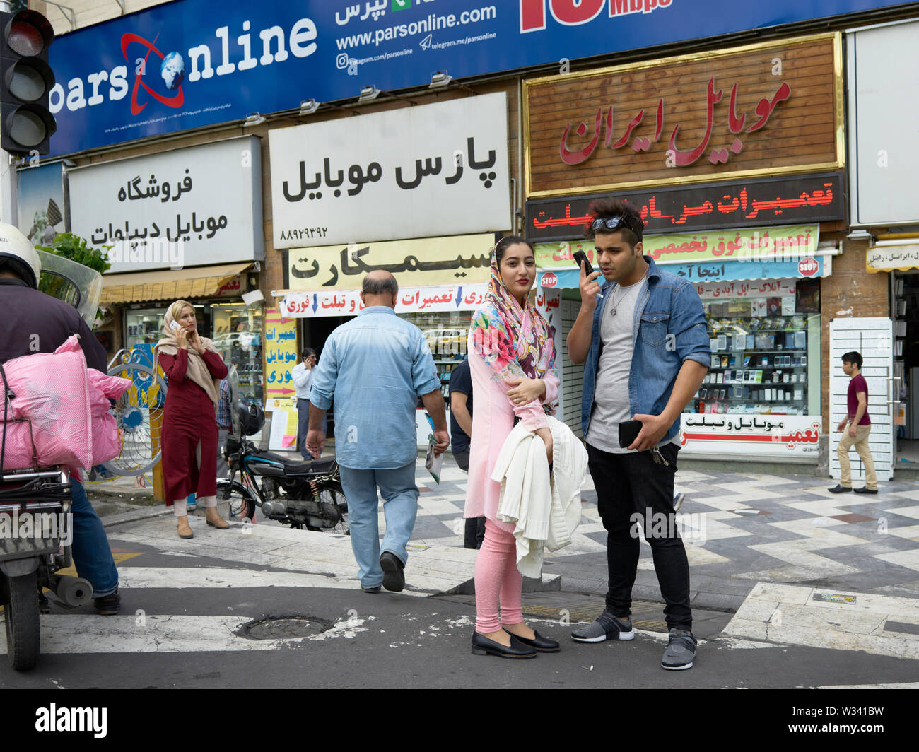 Tehran, Iran. 19th Apr, 2017. 19.04.2017, Iran, Tehran: Street scene in ...