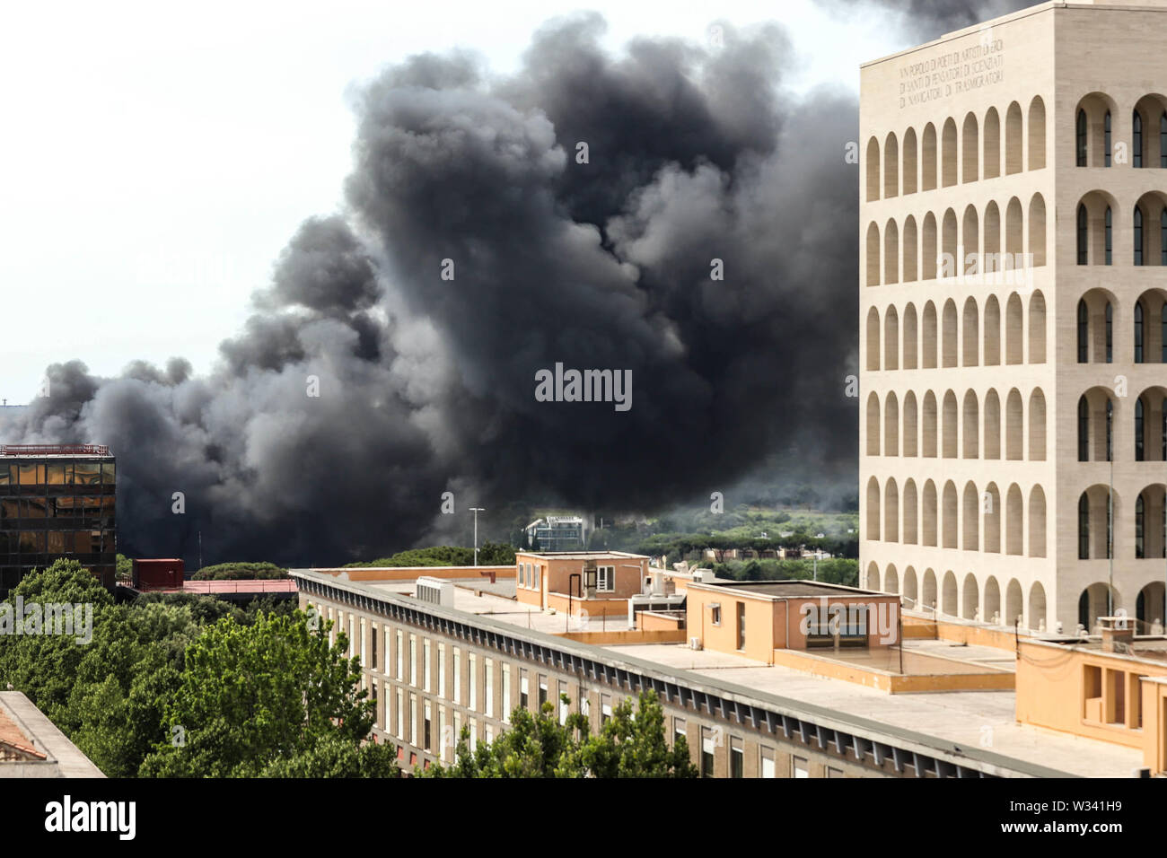 Rome, Fire in a Magliana workshop, massive firefighting intervention ...