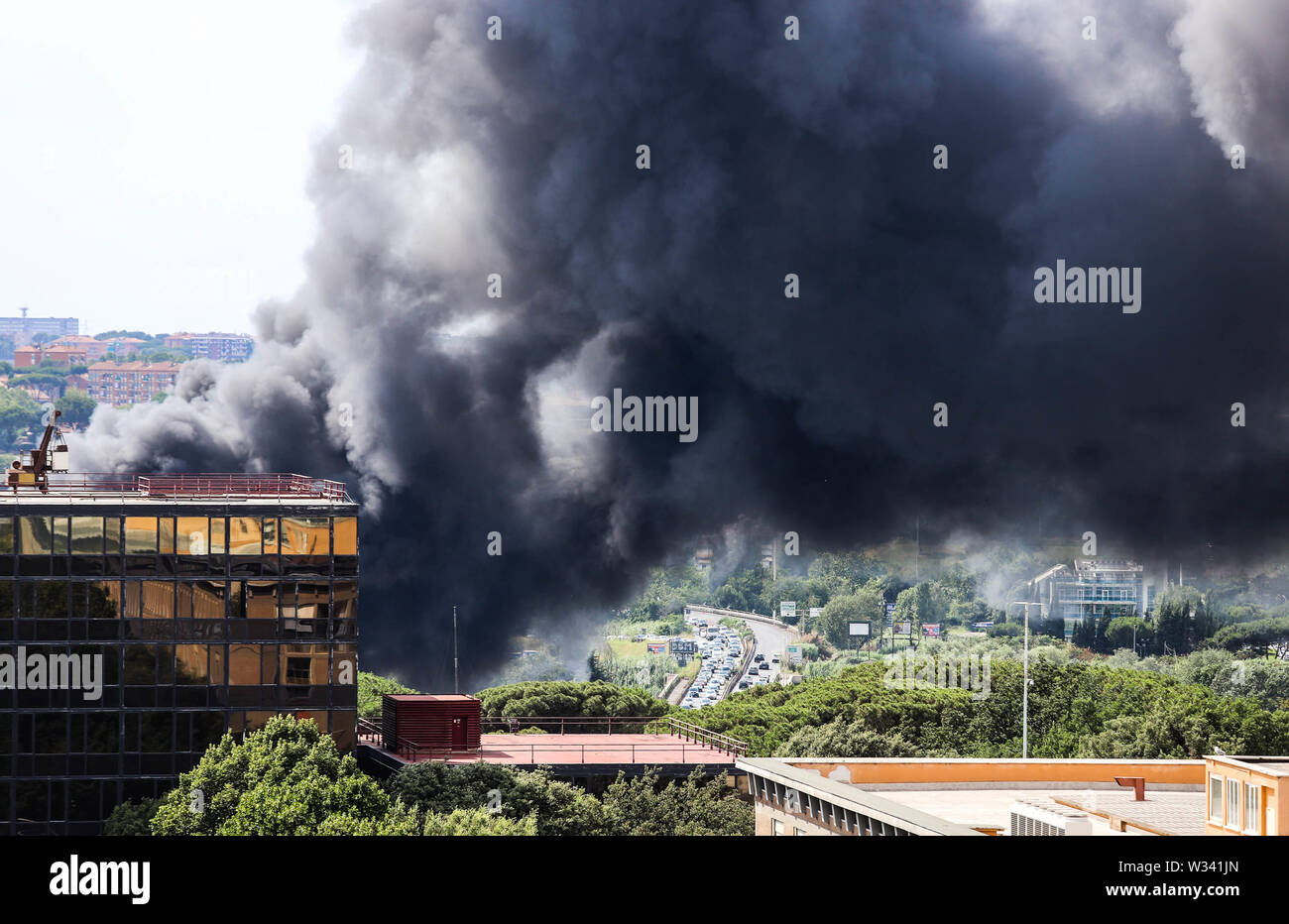 Rome, Fire in a Magliana workshop, massive firefighting intervention ...