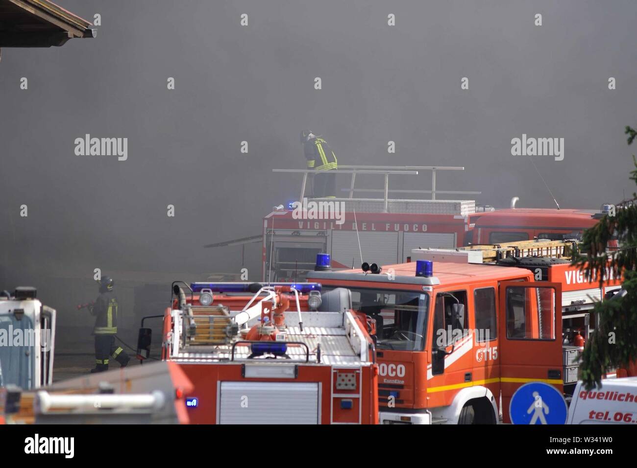 Rome, Fire in a Magliana workshop, massive firefighting intervention ...