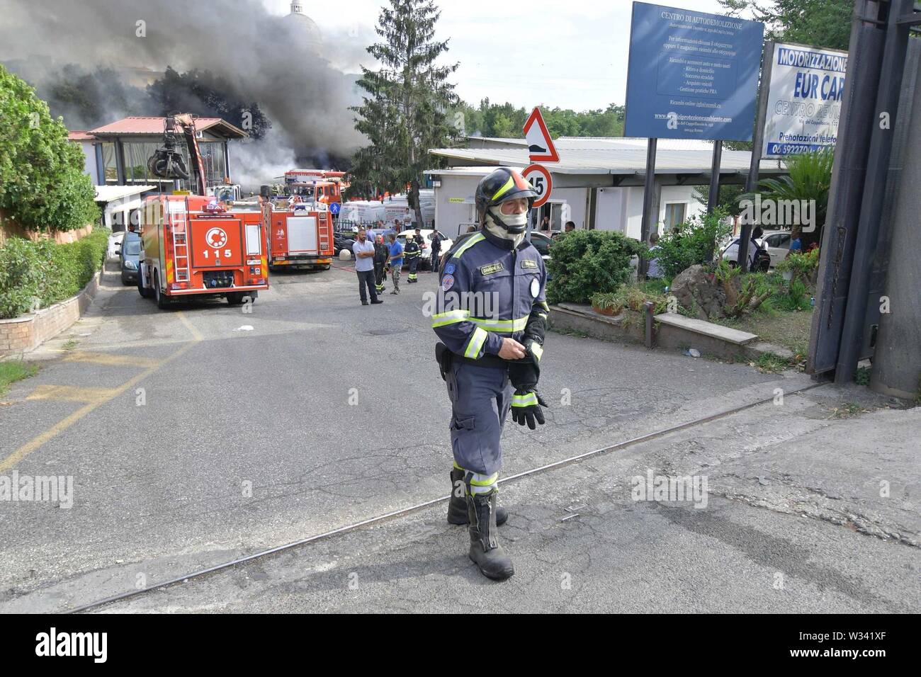 Rome, Fire in a Magliana workshop, massive firefighting intervention ...