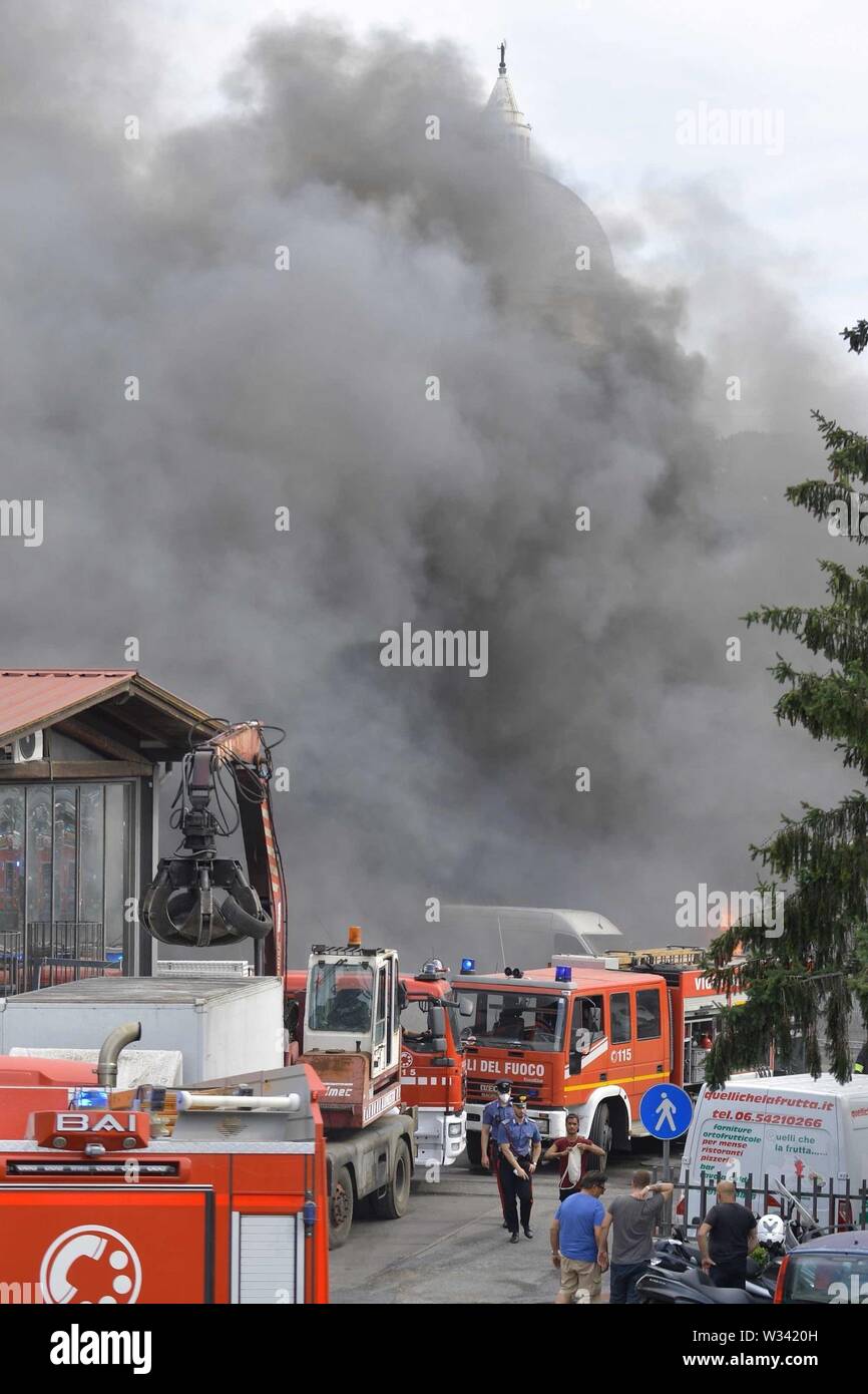 Rome, Fire in a Magliana workshop, massive firefighting intervention ...