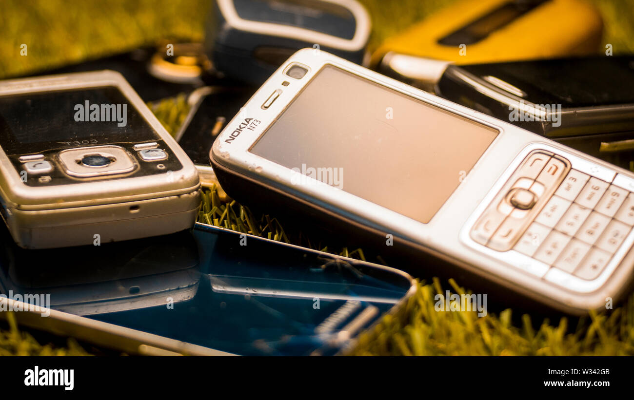 Cellular phone 2000s hi-res stock photography and images - Alamy