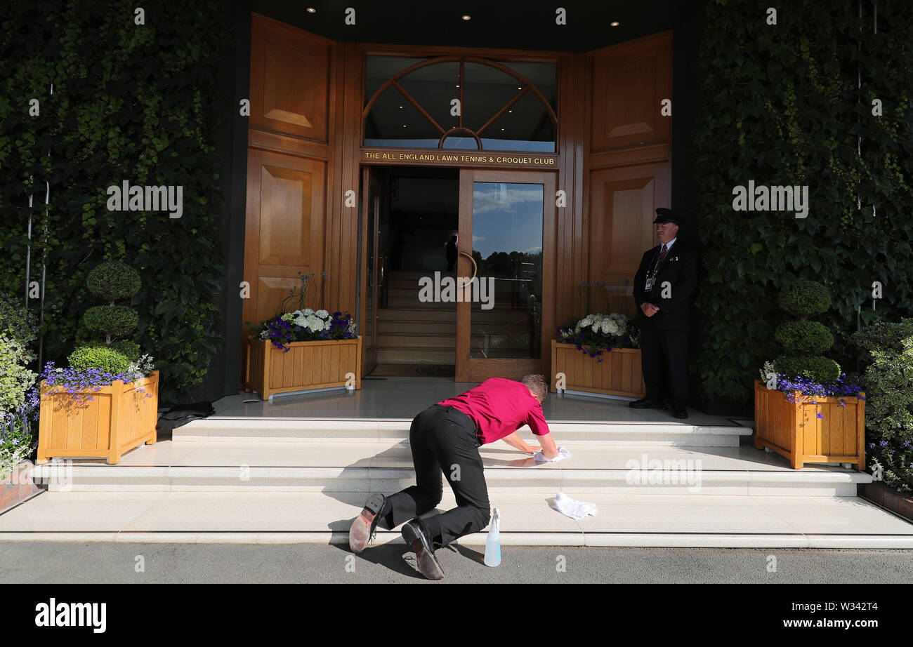 Wimbledon entrance hi-res stock photography and images - Alamy