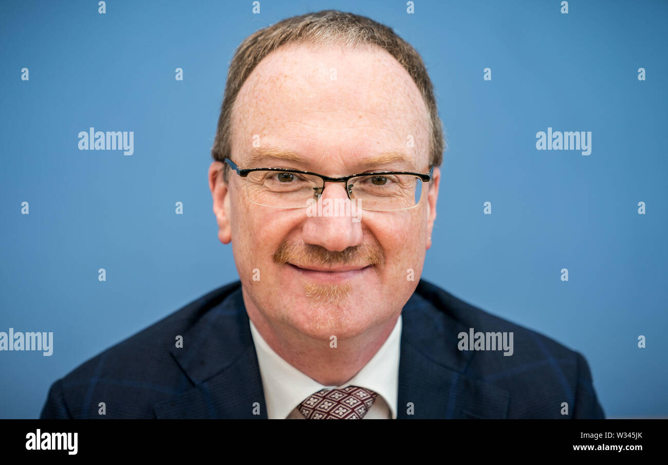 Special report hi-res stock photography and images - Alamy