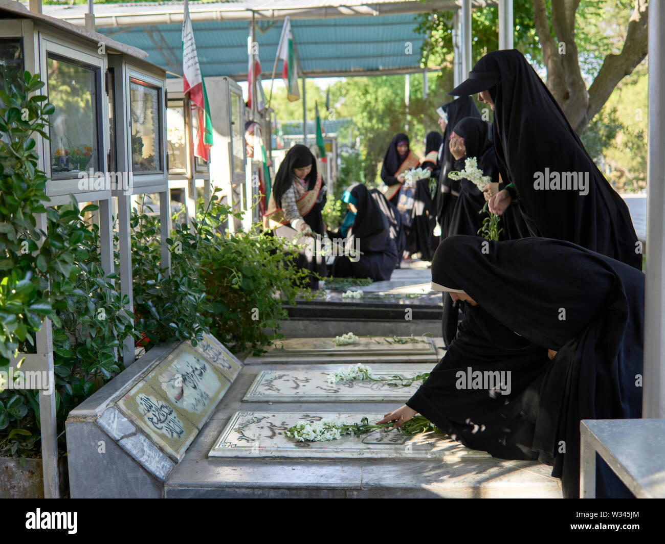 Islam funeral mourners hi-res stock photography and images - Alamy