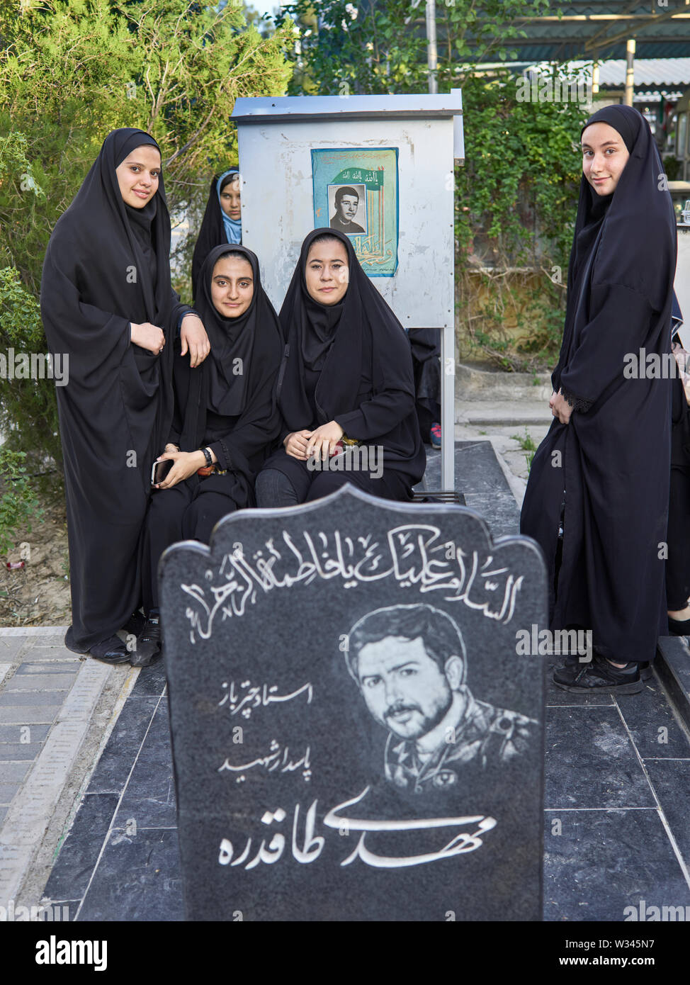 Tehran, Iran. 20th Apr, 2017. 20.04.2017, Iran, Tehran: Mourners at the ...