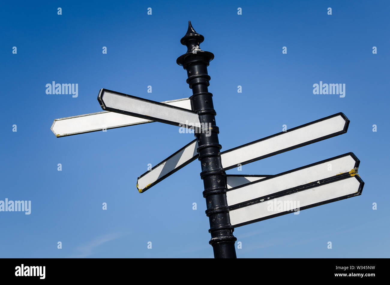 Blank directional signs hi-res stock photography and images - Alamy