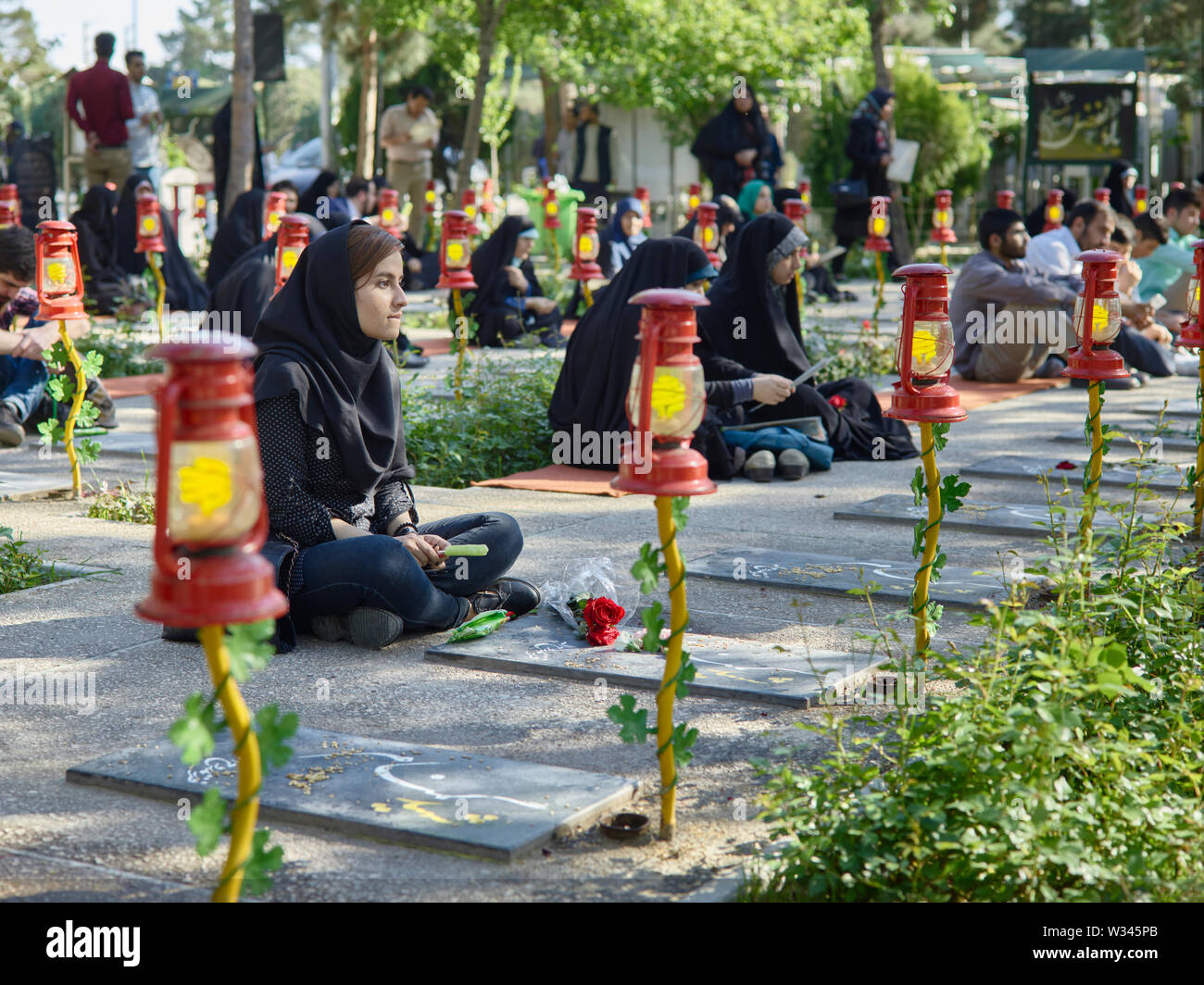 Tehran, Iran. 20th Apr, 2017. 20.04.2017, Iran, Tehran: Mourners at the ...