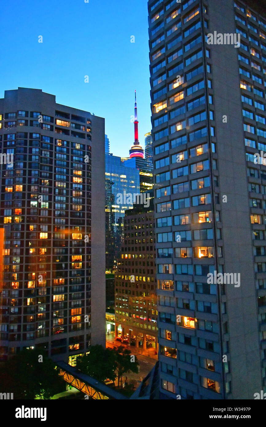 The CN Tower and Toronto skyline at twilight Stock Photo - Alamy