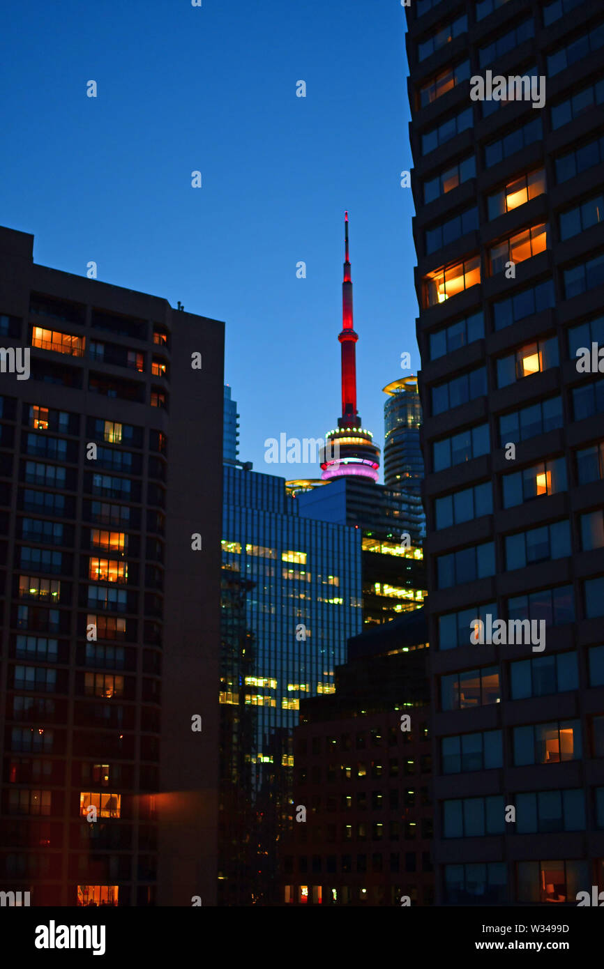 The CN Tower and Toronto skyline at twilight Stock Photo - Alamy