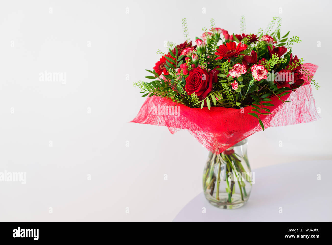 Red rose with grey color background hi-res stock photography and images ...
