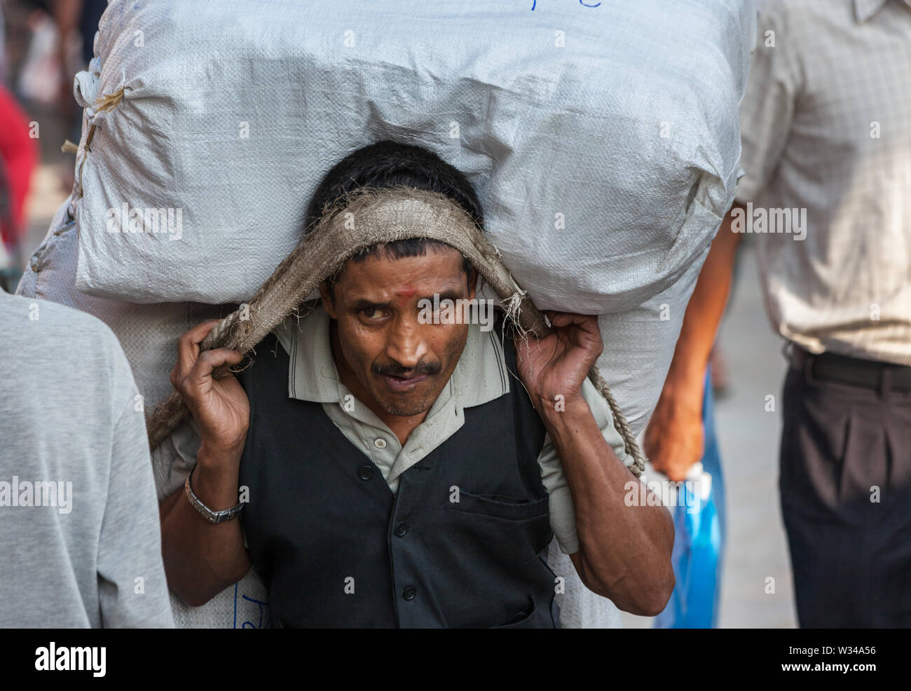 Carrying load on head hi-res stock photography and images - Alamy