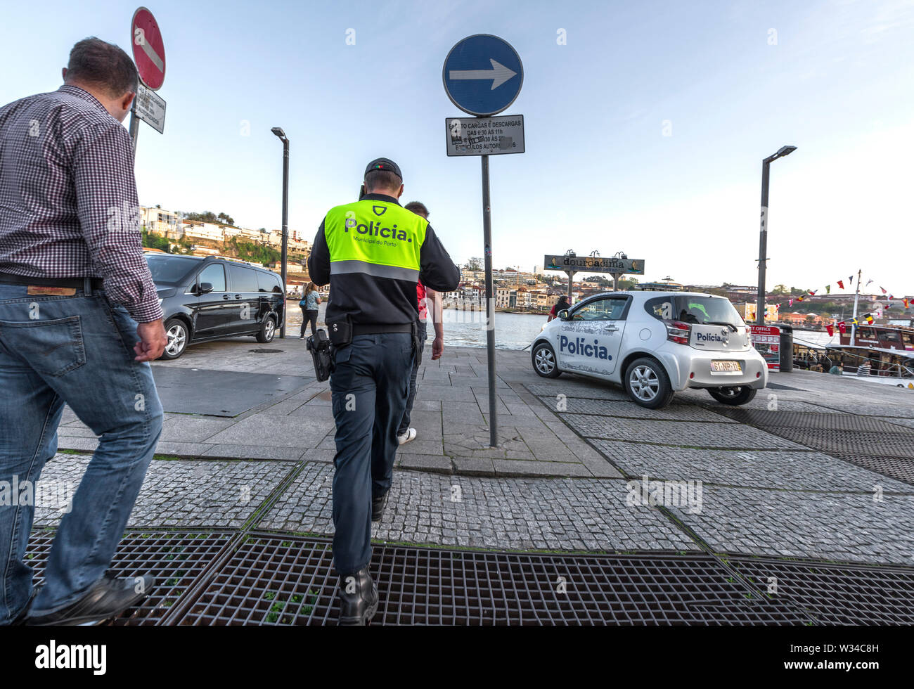 Policeman on duty hi-res stock photography and images - Alamy
