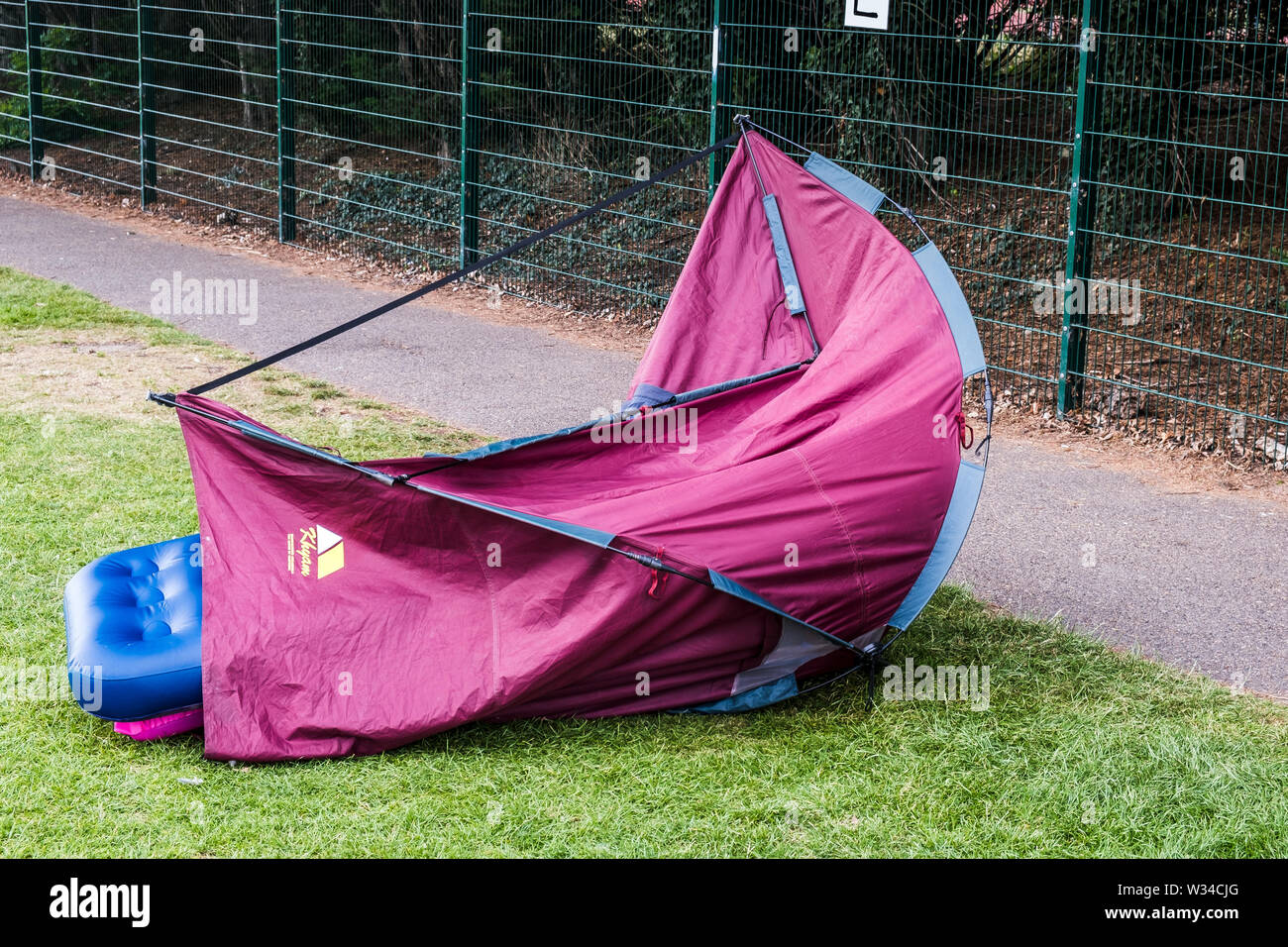 Broken tennis racket hi-res stock photography and images - Alamy