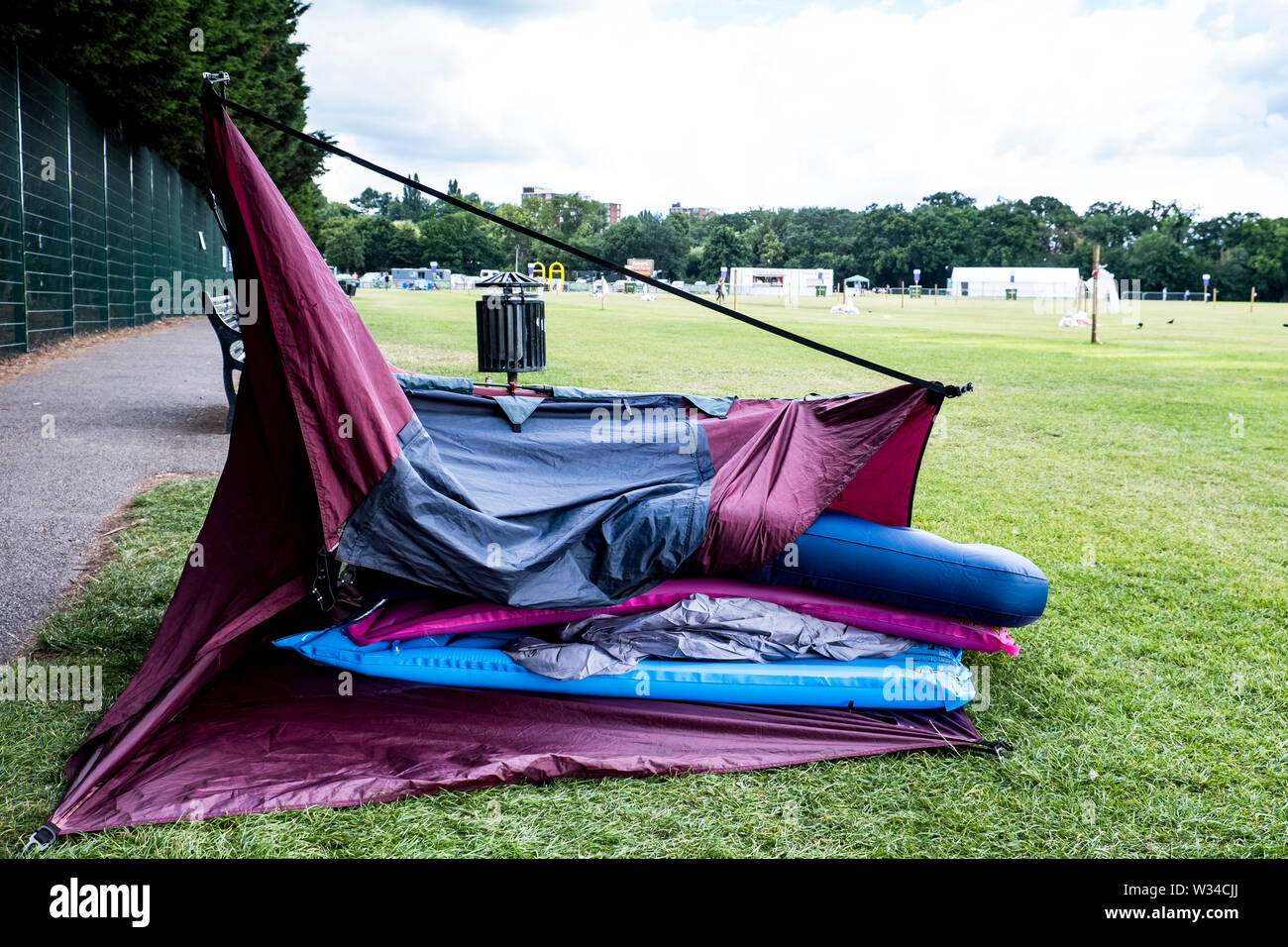 Broken tennis racket hi-res stock photography and images - Alamy