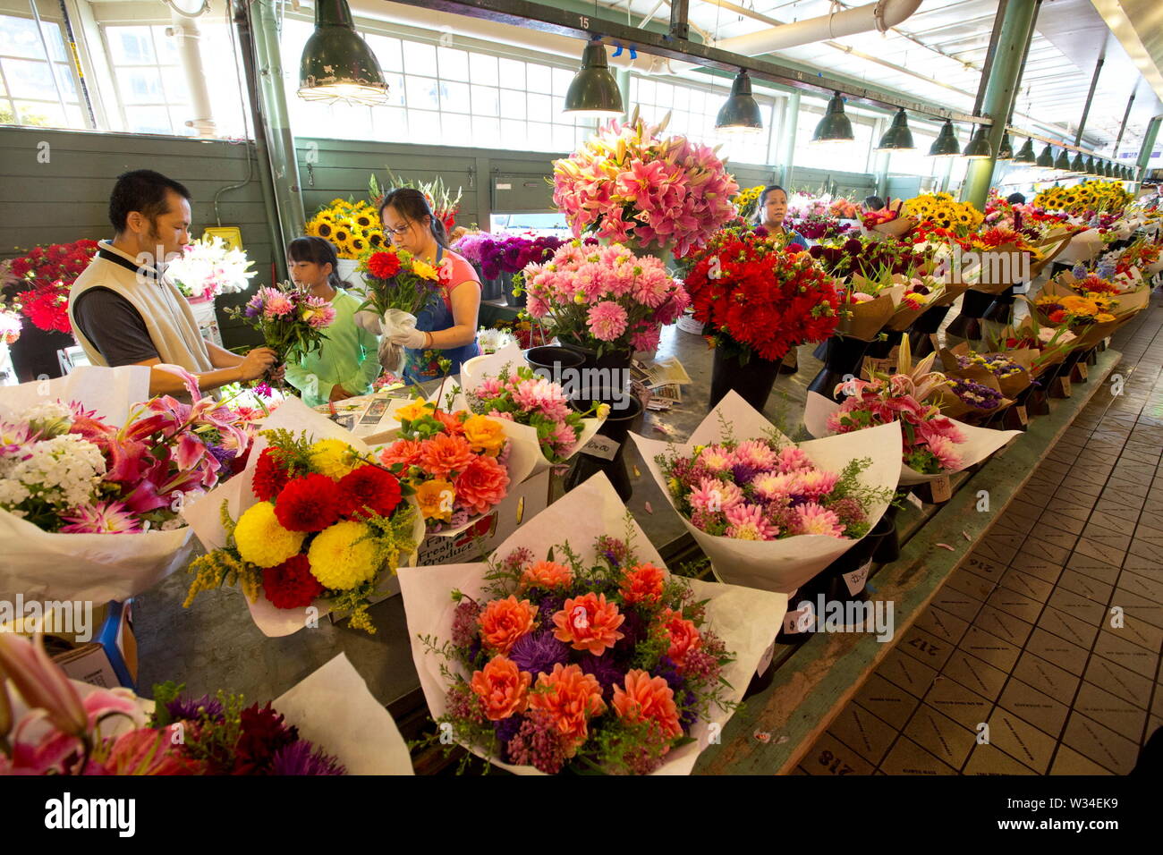 Flower market at pike place seattle hi-res stock photography and images ...