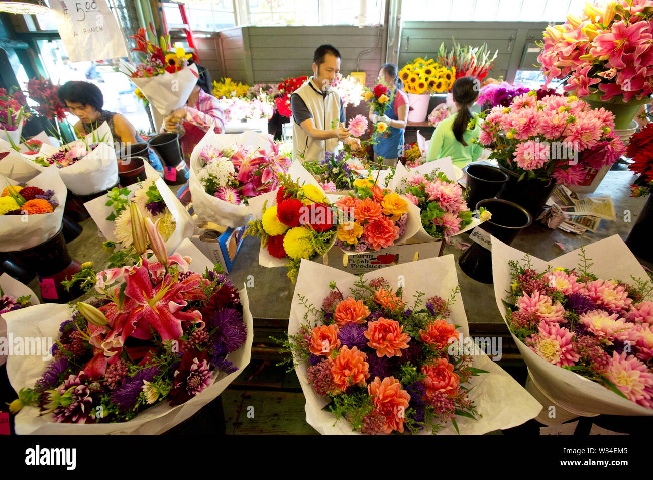 Flower market at pike place seattle hi-res stock photography and images ...