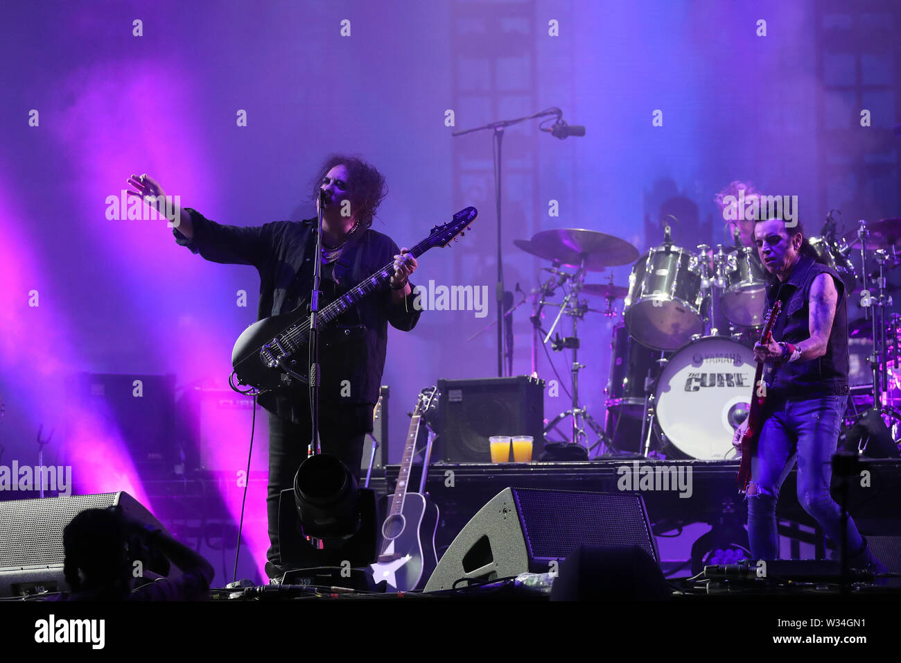 Lead singer the cure in hi-res stock photography and images - Alamy