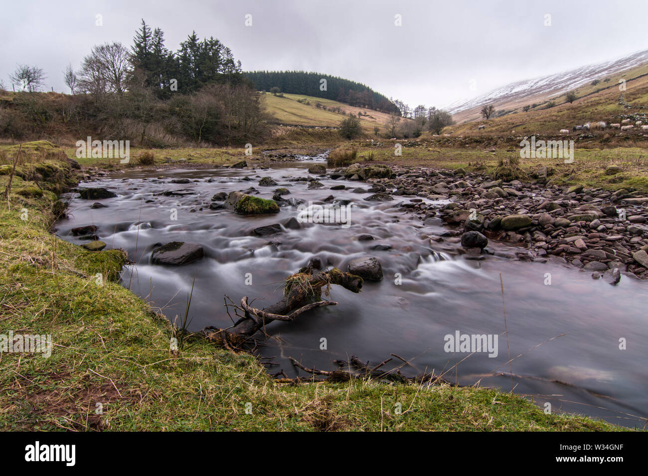 Flowing through the hills hi-res stock photography and images - Alamy