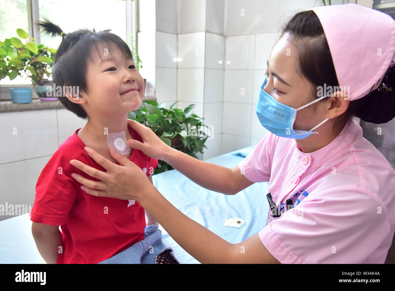 (190712) -- SHIJIAZHUANG, July 12, 2019 (Xinhua) -- A girl receives ...