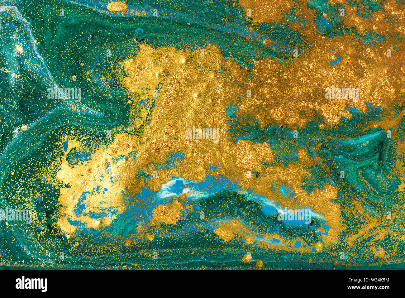 Liquid uneven green marbling pattern with golden glitter and glare of ...