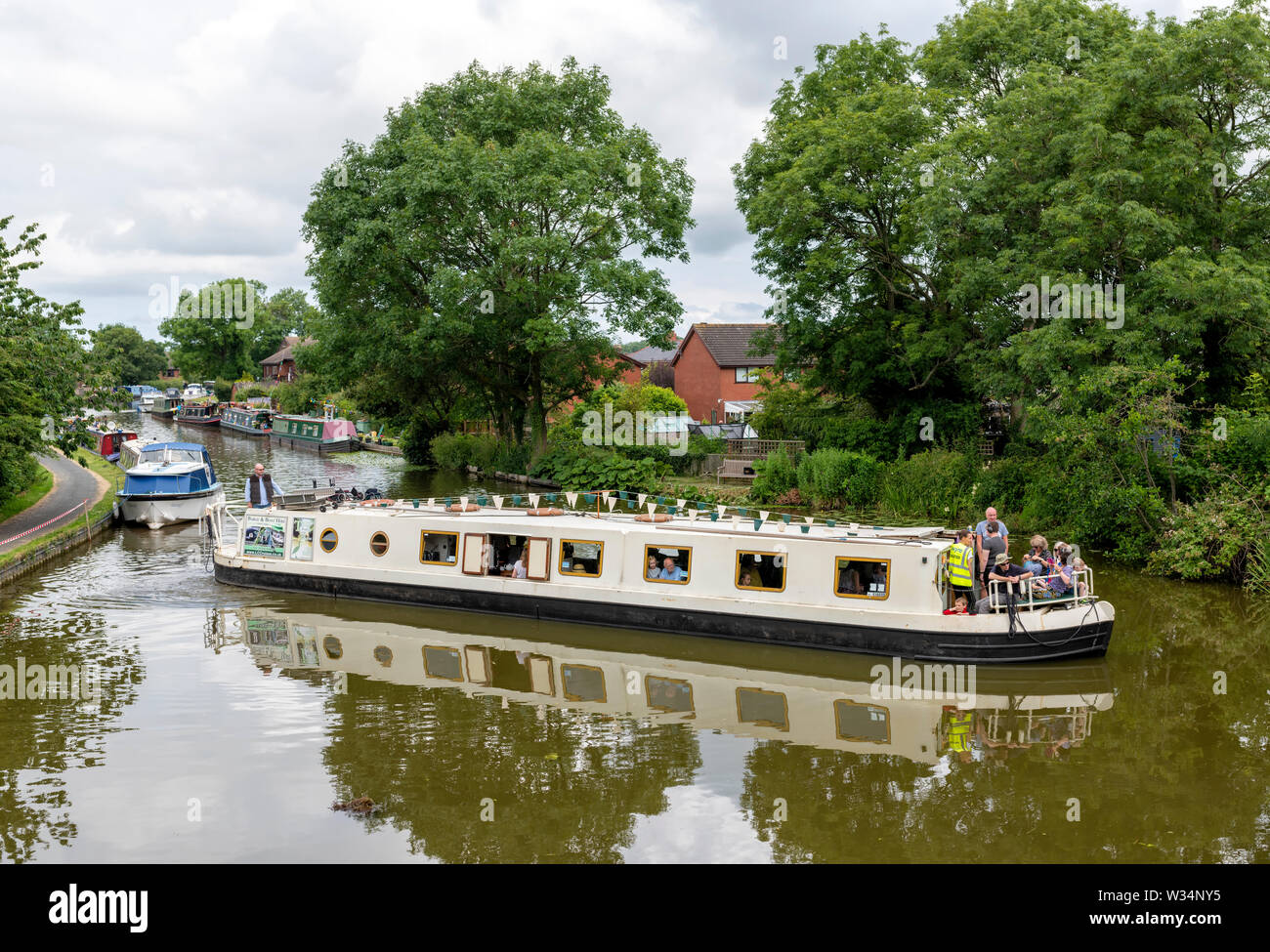 Lancashire canal cruises hi-res stock photography and images - Alamy