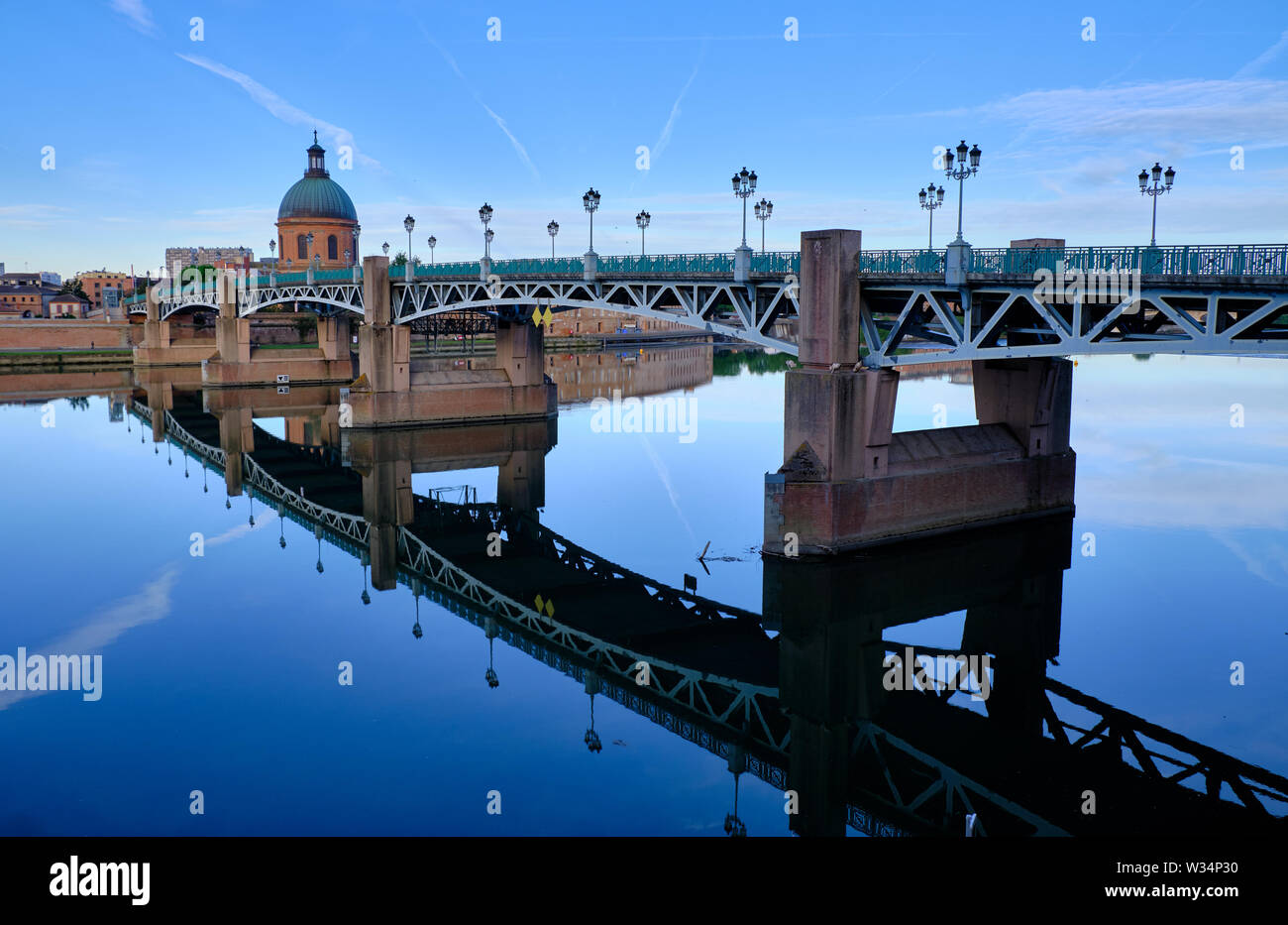 River side view of St-Pierre bridge crossing the Garonne early morning ...