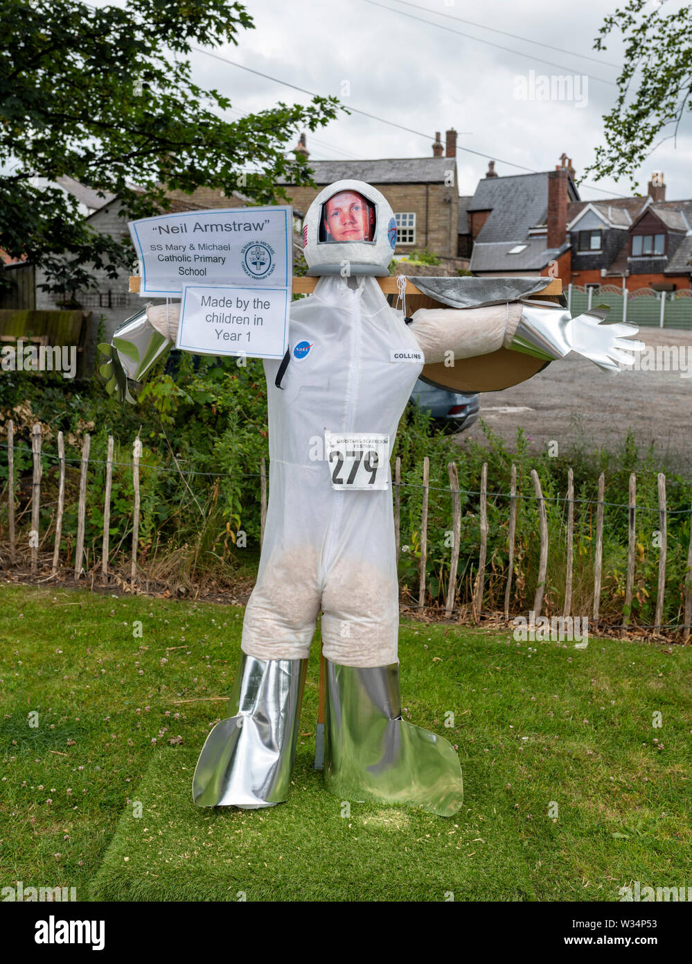 Scarecrow wearing a space suit hi-res stock photography and images - Alamy