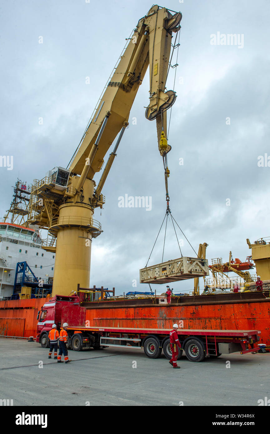 Decommissioned oil rigs north sea hi-res stock photography and images ...