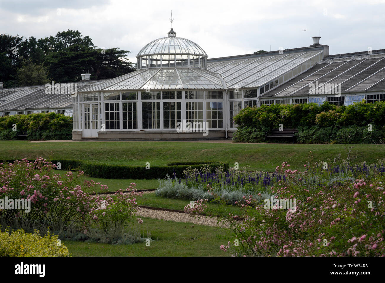 The conservatory and formal semi-circular ‘Italian’ garden, Chiswick ...
