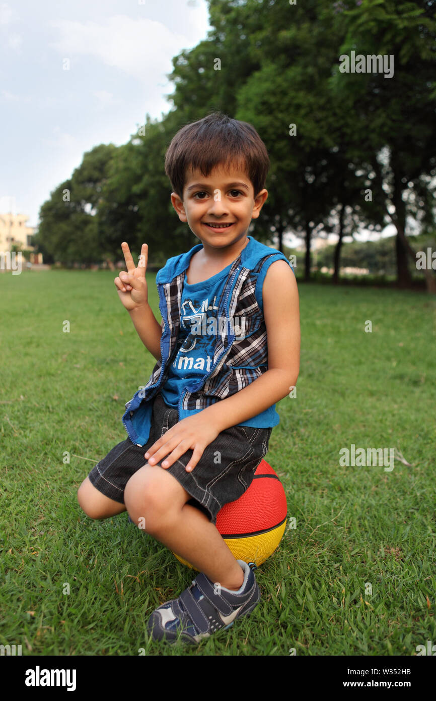 Portrait indian boy showing sign hi-res stock photography and images ...