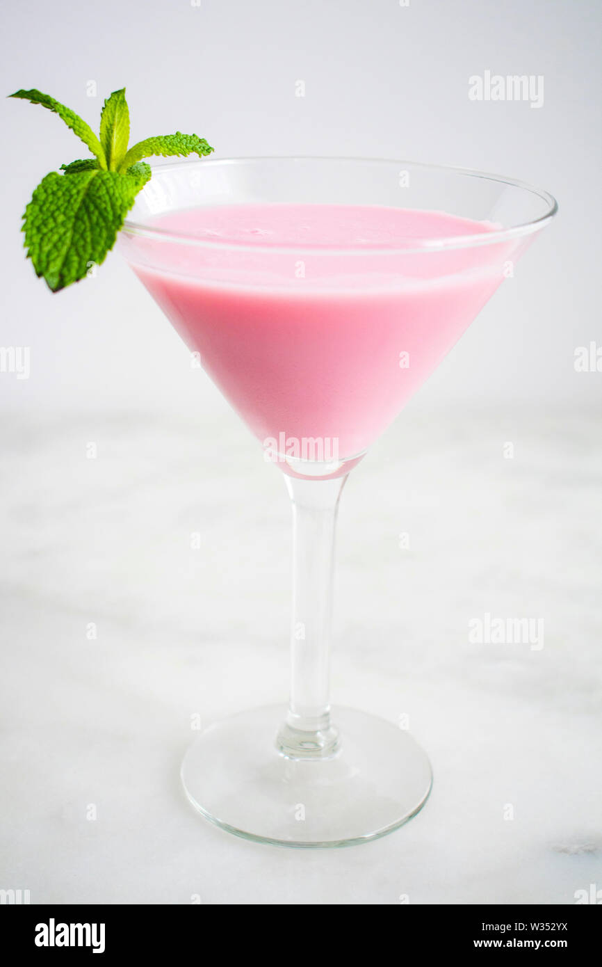 Pink lady cocktail hi-res stock photography and images - Alamy
