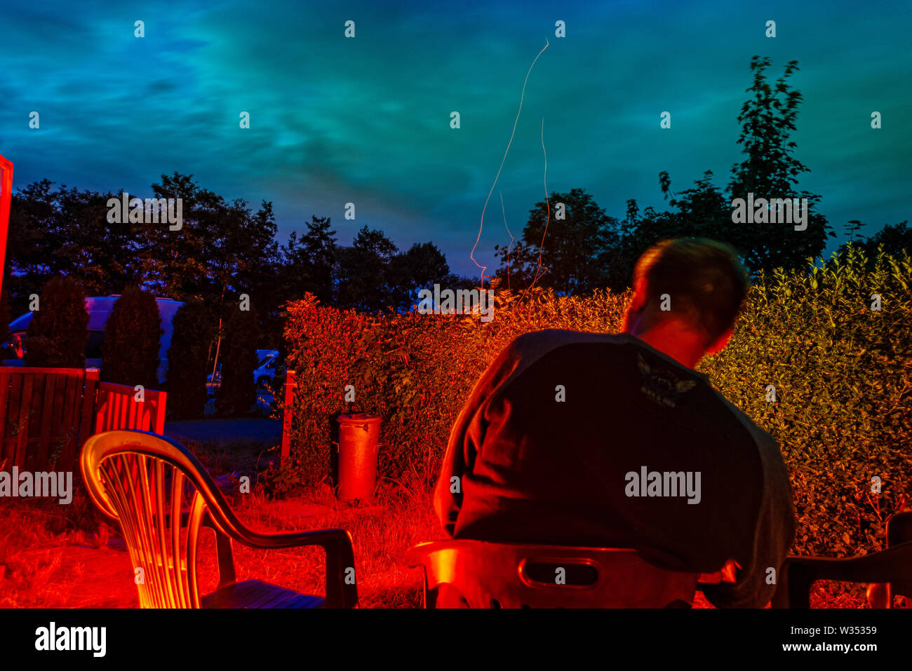 Bonfire man sit hi-res stock photography and images - Alamy
