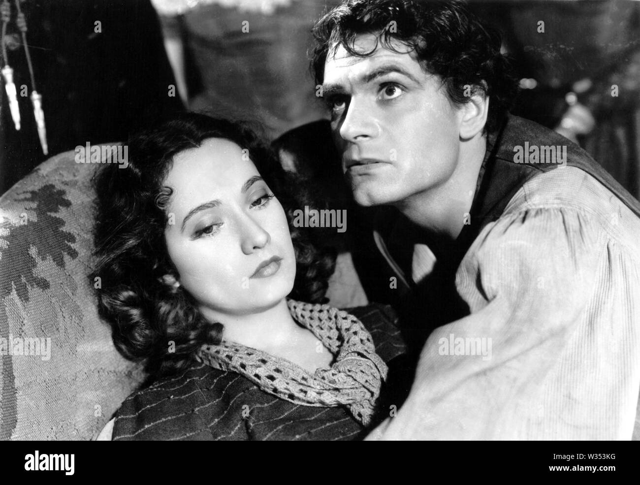 LAURENCE OLIVIER and MERLE OBERON in WUTHERING HEIGHTS (1939). Credit: UNITED ARTISTS / Album ...