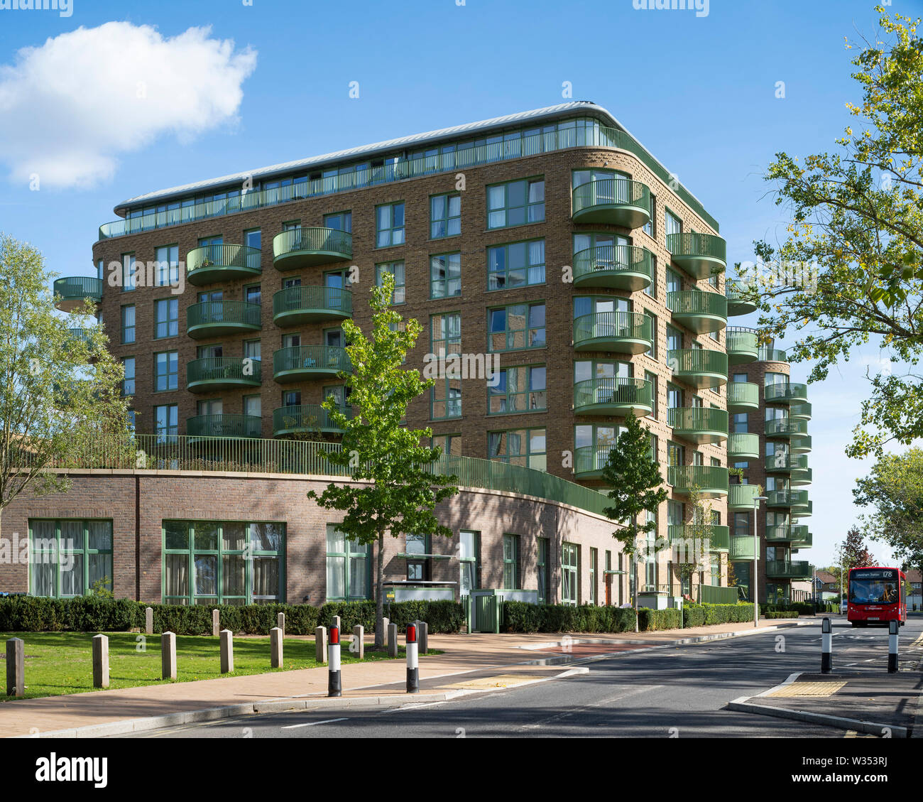 Multi storey townhouses hi-res stock photography and images - Alamy