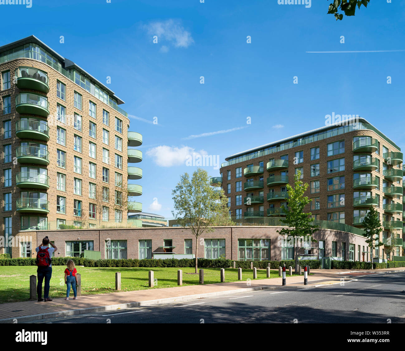 Townhouses and apartment block with public green. Kidbrooke Village ...
