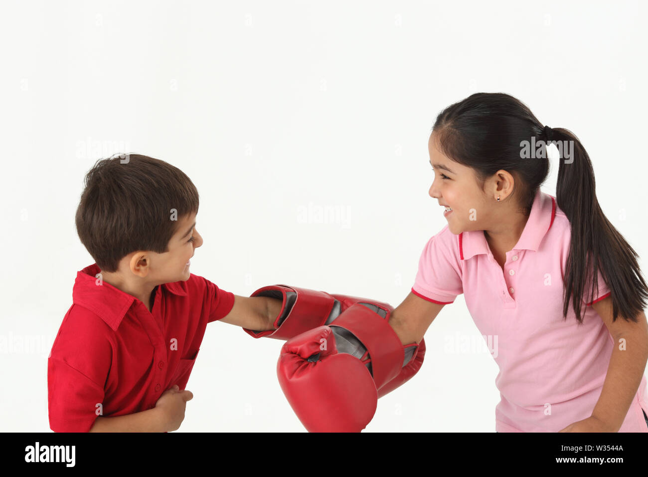 Two children boxing hi-res stock photography and images - Alamy
