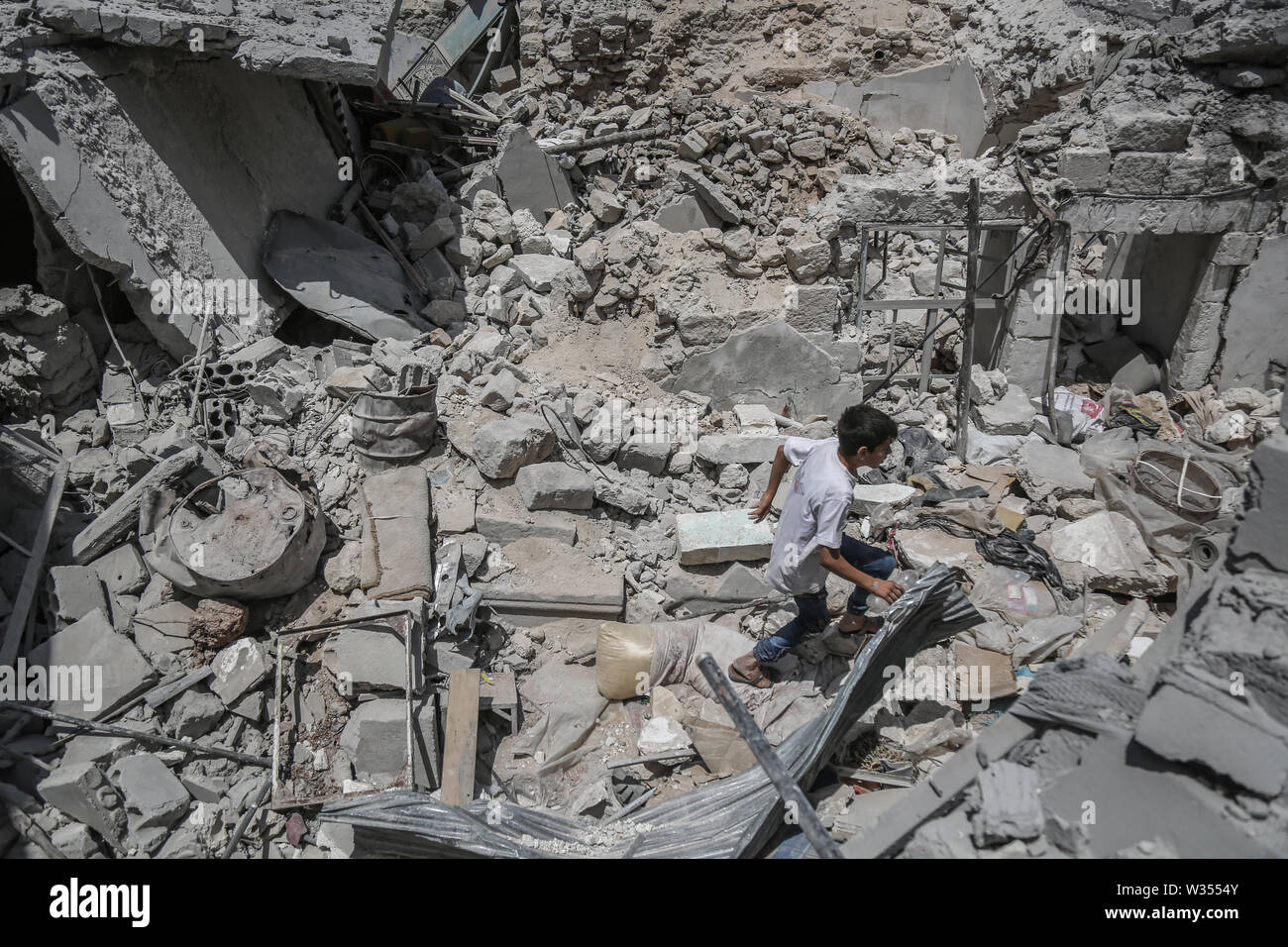 Syrian boy hi-res stock photography and images - Alamy