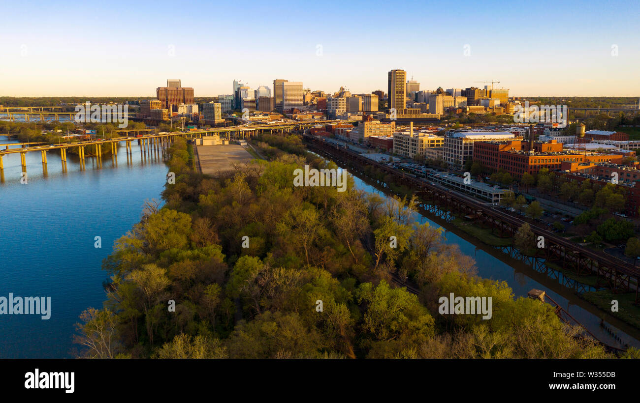 Richmond james river city skyline hi-res stock photography and images ...