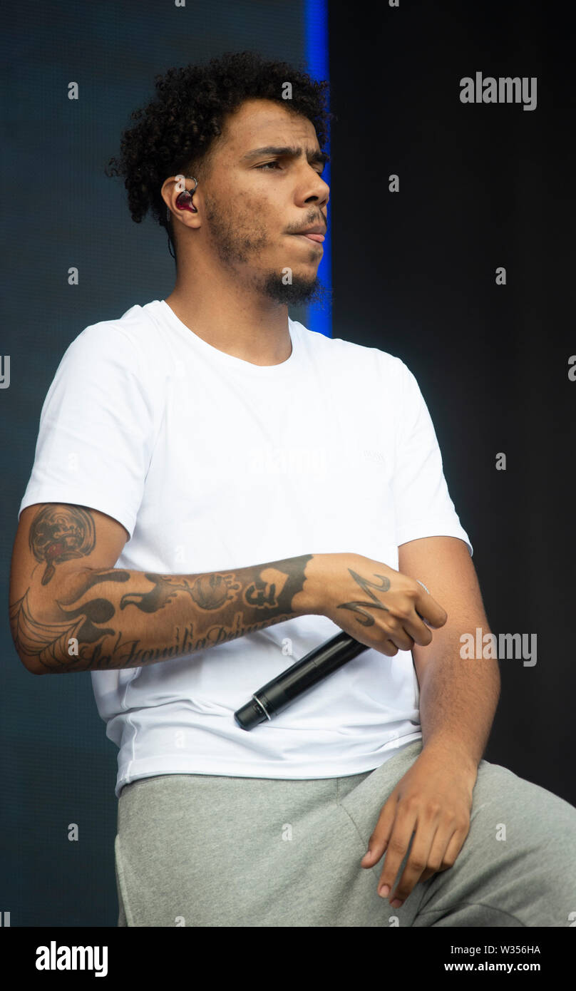 Aj tracey performs hi-res stock photography and images - Alamy